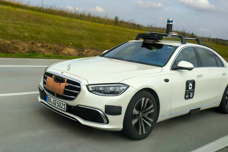 Mercedes erhält Genehmigung für automatisiertes Fahren bis 95 km/h