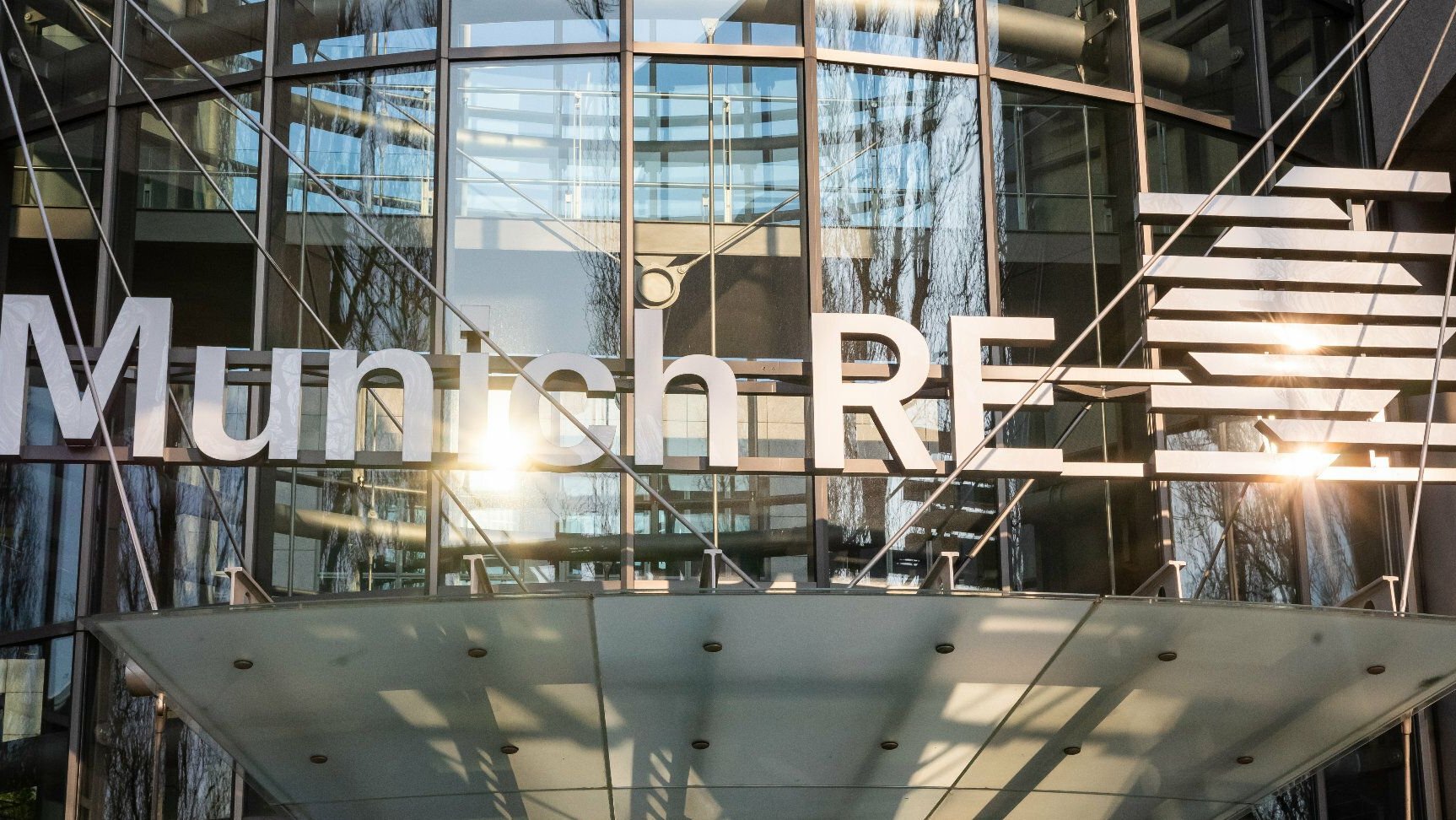 Munich Re: Rückversicherer erhöht Dividende und kauft Aktien zurück