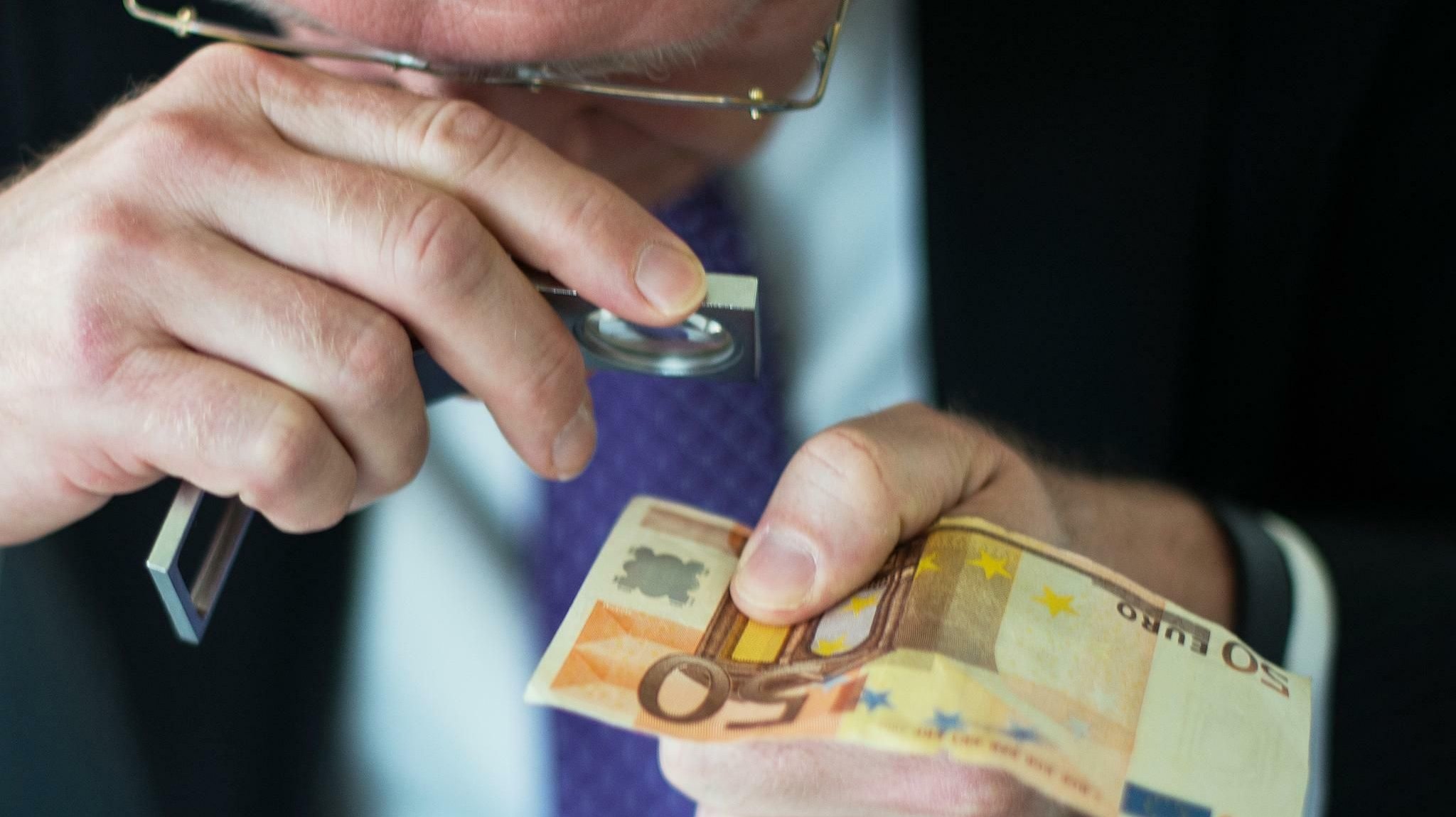 Falschgeld erkennen: Wie Sie gefälschtes Geld erkennen