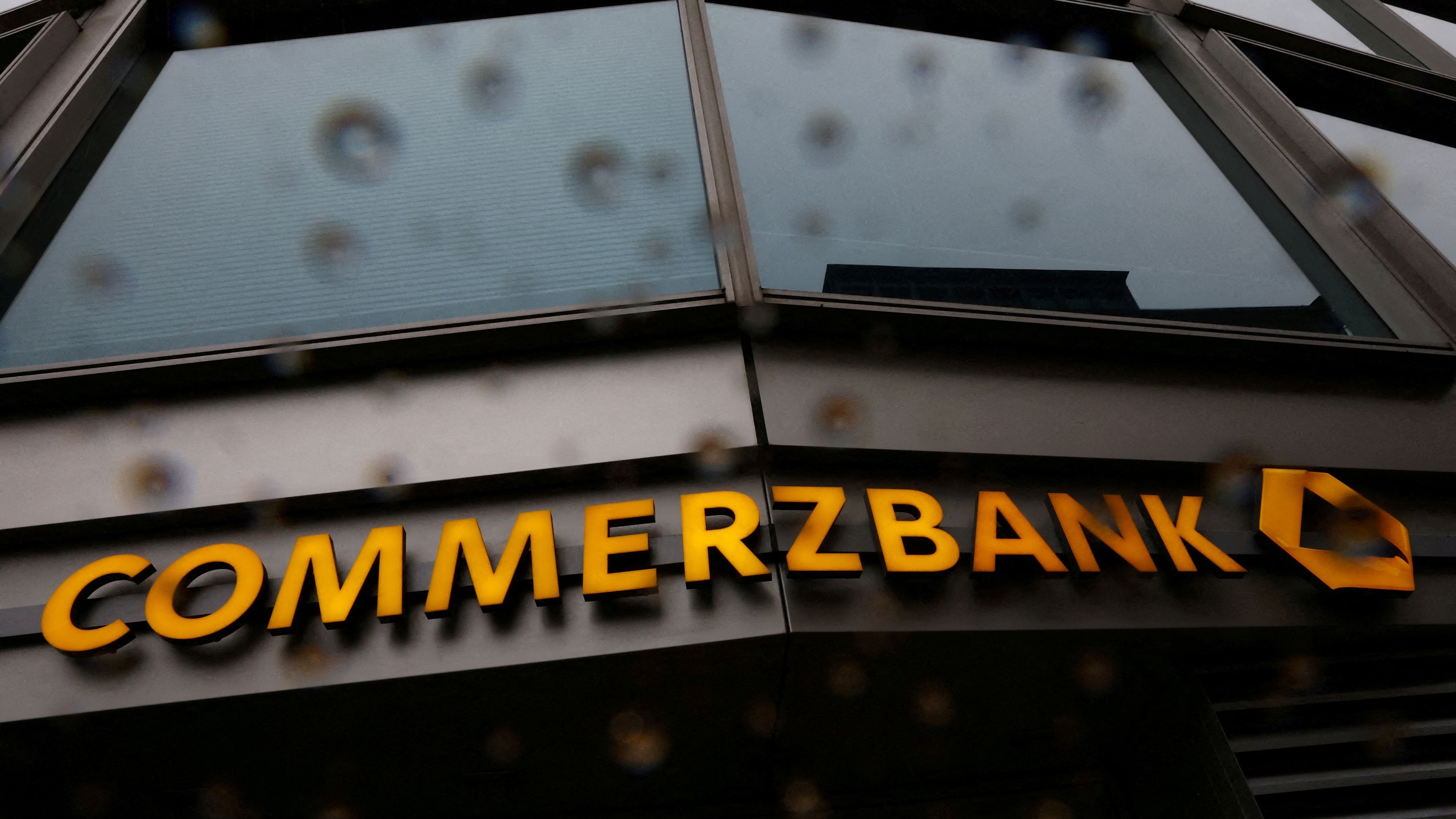Commerzbank-Betriebsratschef: Unicredit-Chef Orcel soll Gewinne ...