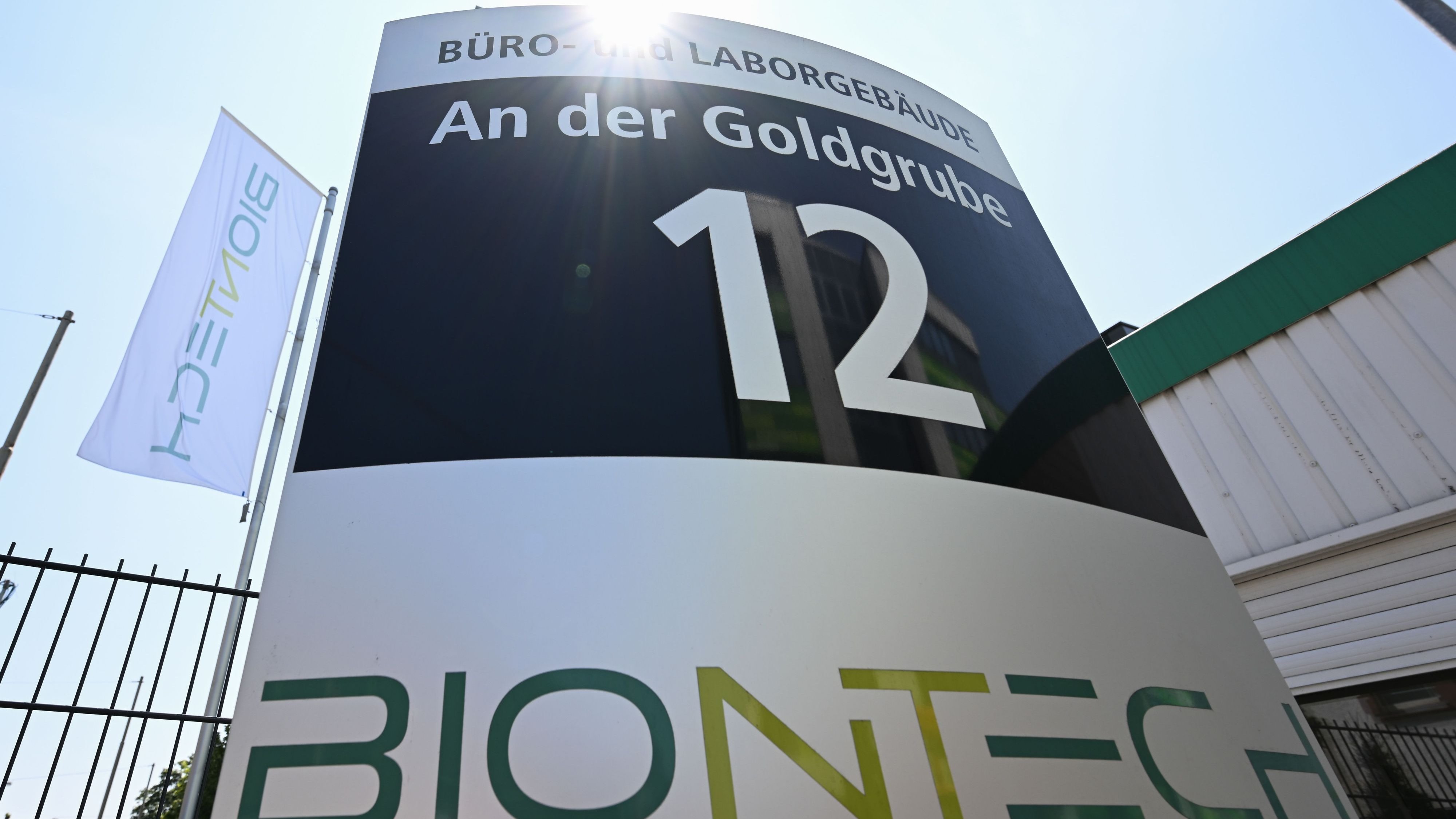 Biontech: Pharmakonzern macht weniger Verlust und erhält Geld von US ...