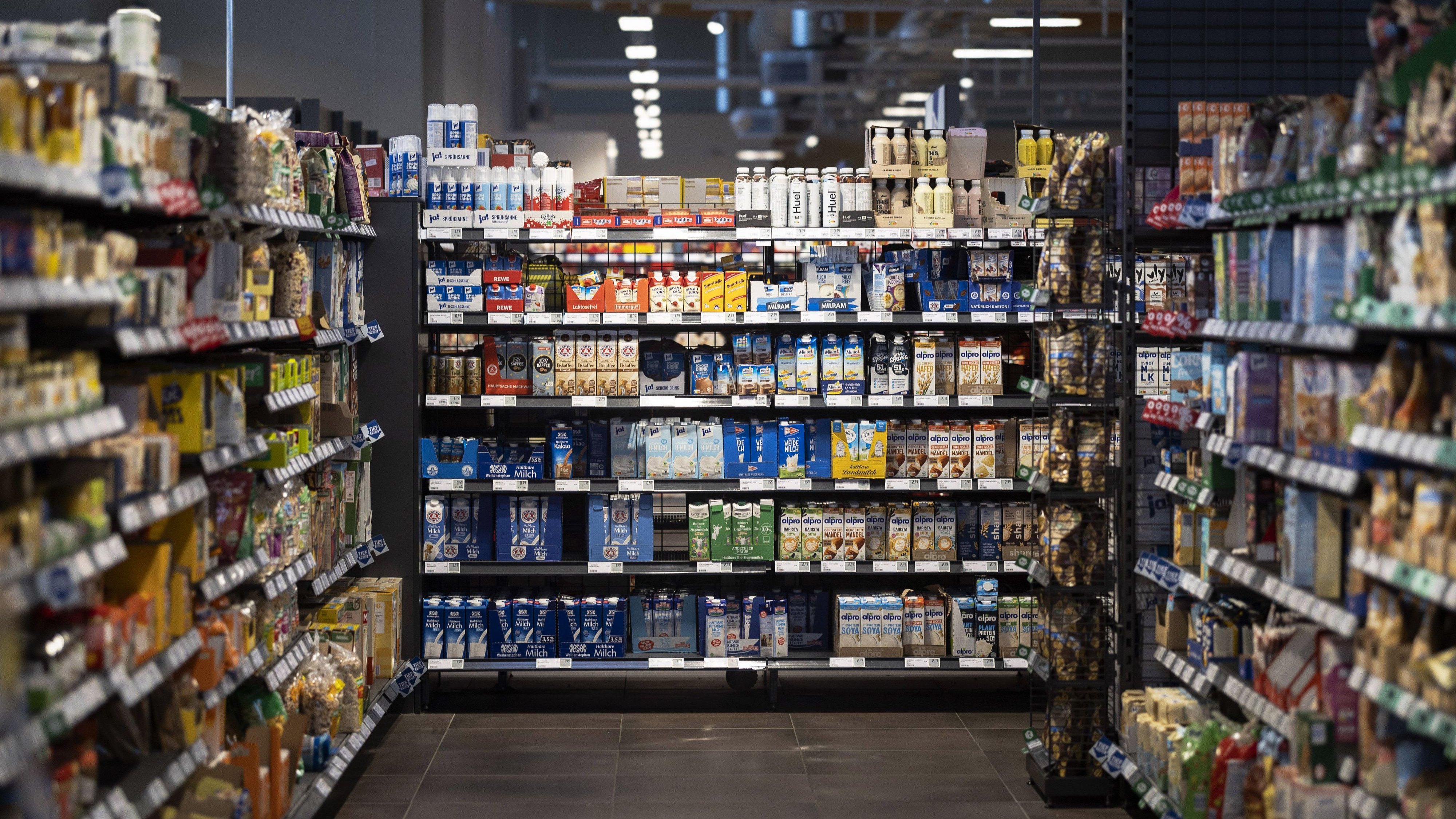 Preisstreit bei Edeka und Rewe: „Händler sparen Millionen – auf Kosten ...