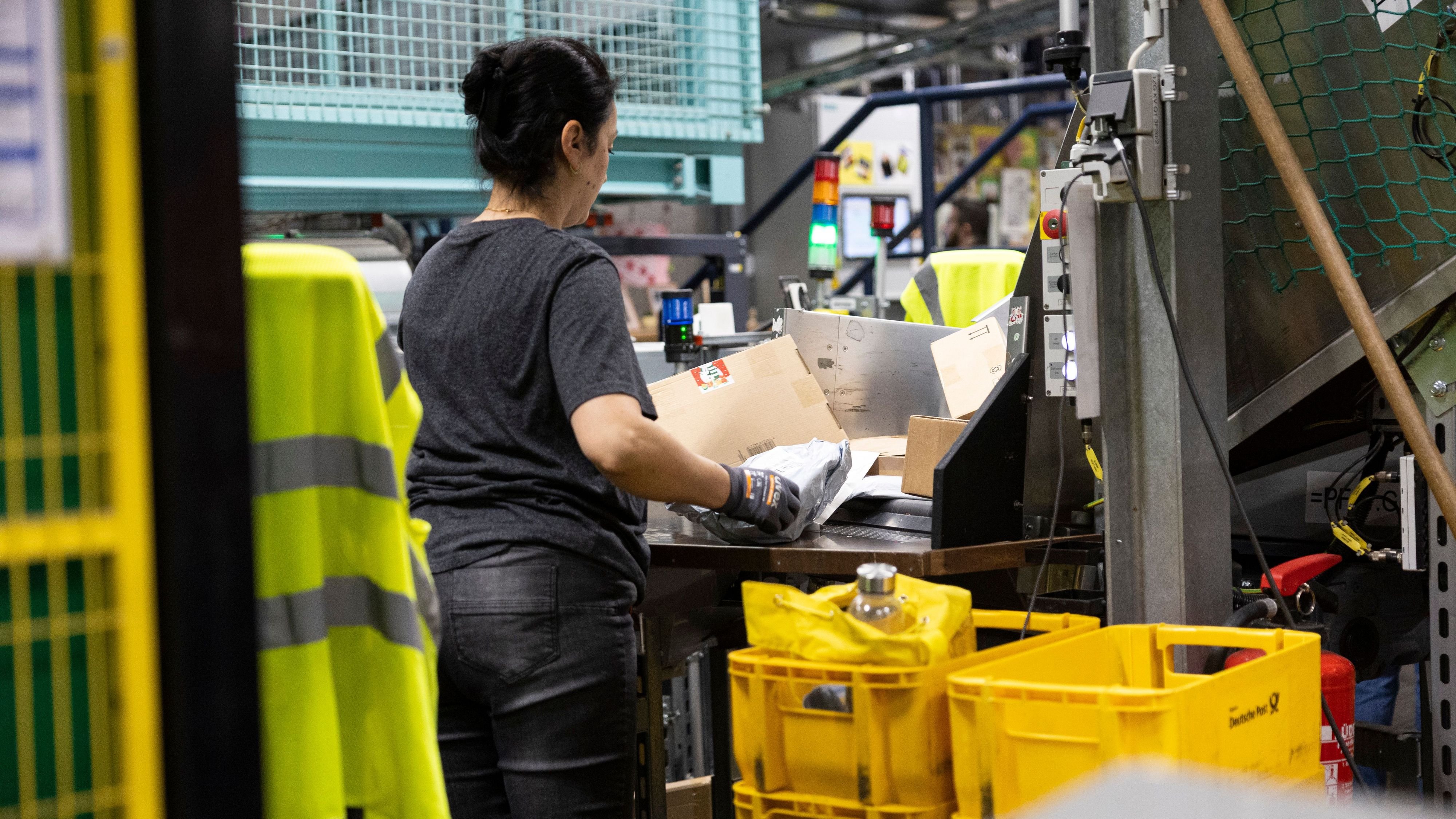 Internet-Pakete per Luftpost: Noch fließt die Paketflut aus China im Postzentrum Frankfurt ...