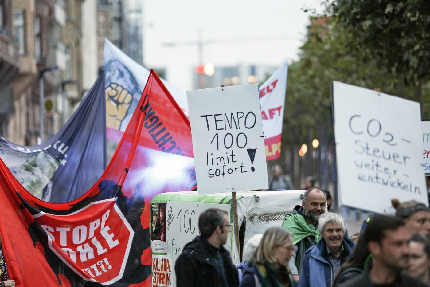 Tempolimit schützt das Klima stärker als bisher angenommen