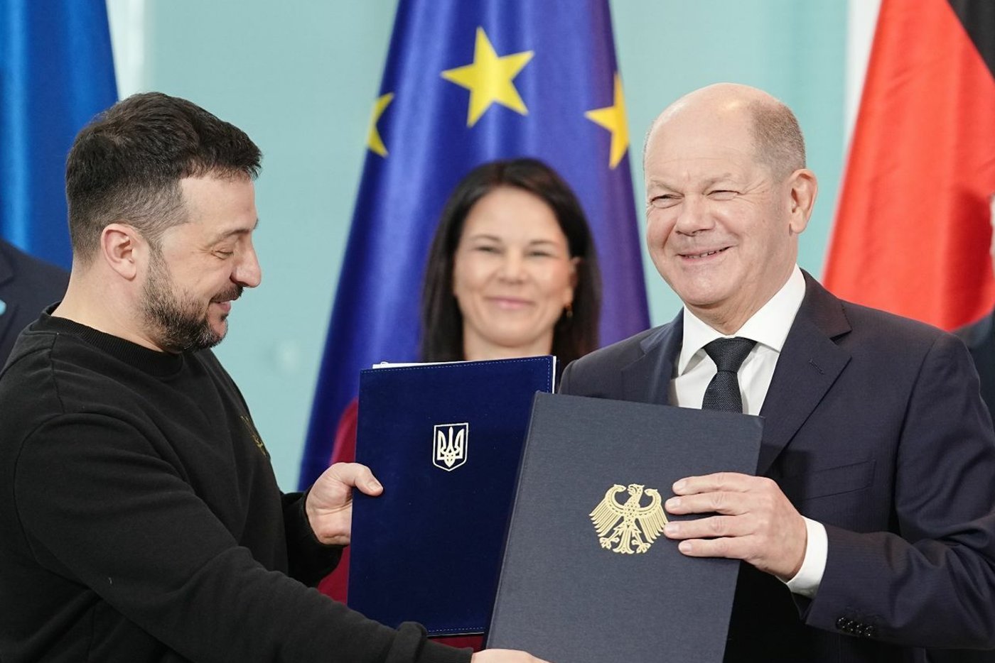 Selenskyi in Berlin: Scholz und Selenskyj unterzeichnen Sicherheitsvereinbarung