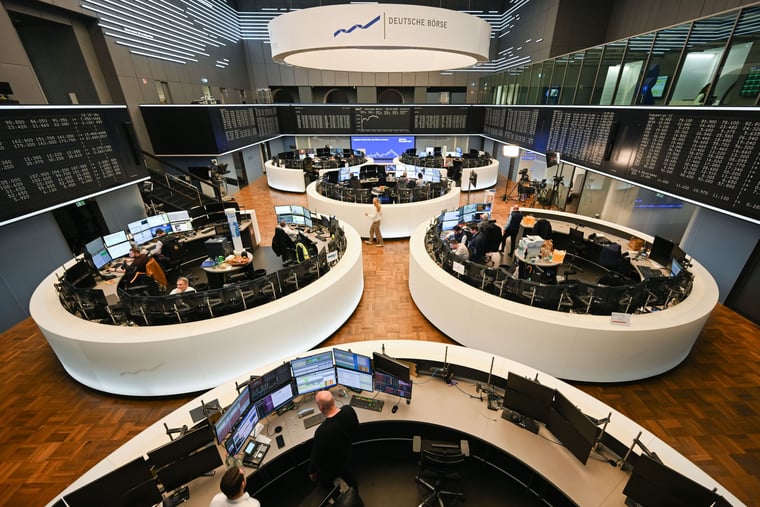 Börse aktuell: Dax schließt tiefer – Ölpreise bleiben hoch