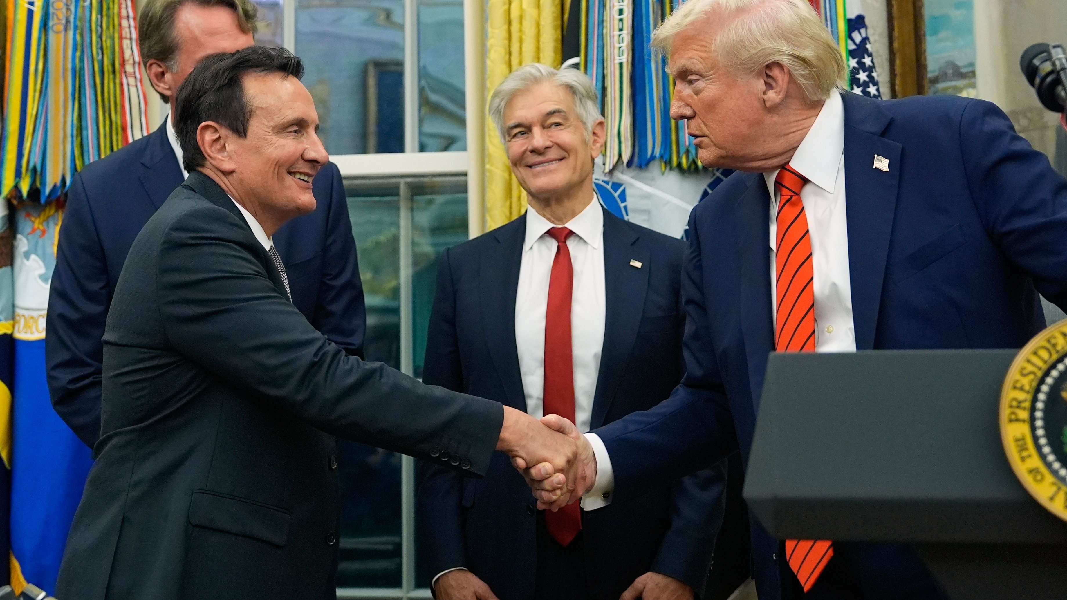 Pharmaindustrie: Trump verkündet Abkommen mit AstraZeneca zu ...