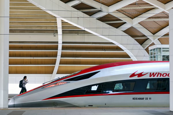 Deutsche Bahn vor BYD-Deal: Heute 700 Busse – und morgen die Züge aus ...