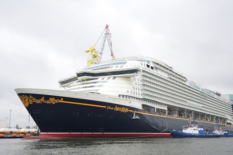 Kreuzfahrtschiff „Disney Adventure“: Nach sieben Jahren endlich ausgedockt