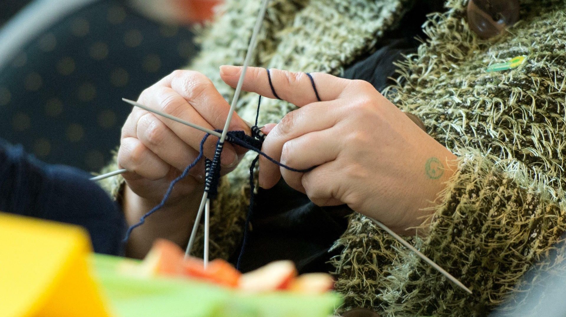 Kreative Handarbeit: Stricken befreit von Stress