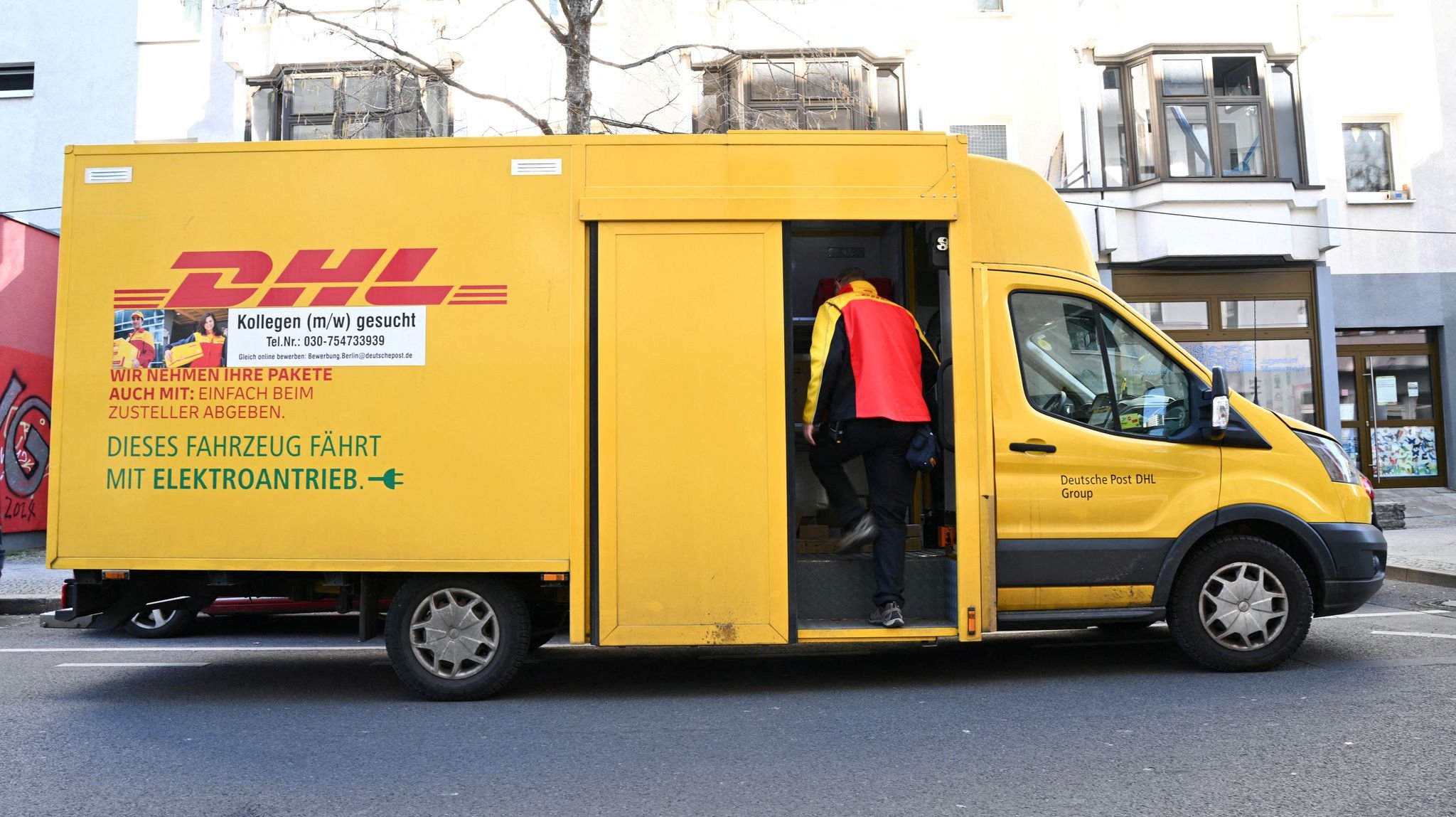 DHL Stellenabbau: Grafiken zeigen, warum die Post 8000 Stellen streicht