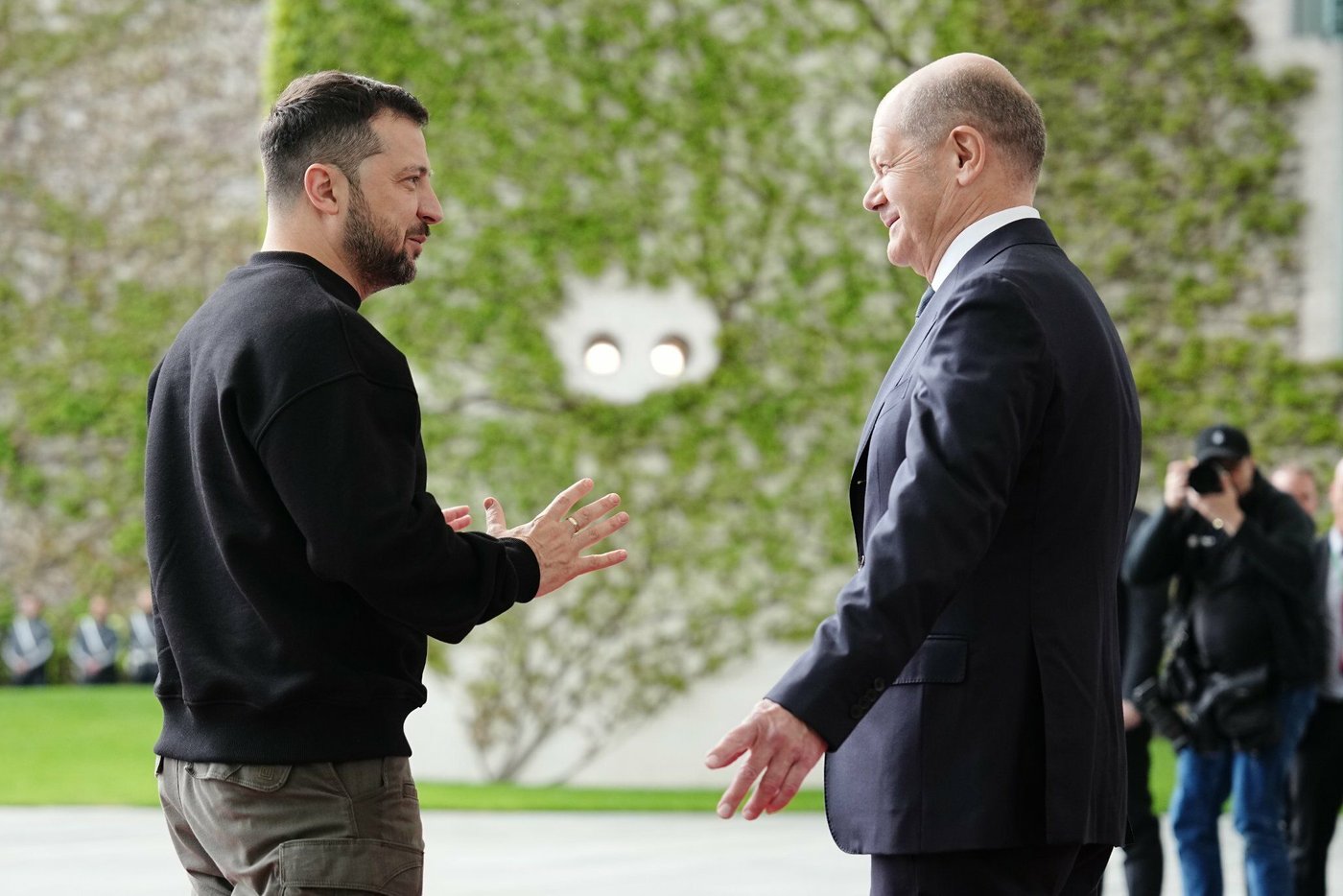 Selenskyj in Deutschland: Aktuelle Bilder und News zum Besuch des ukrainischen Präsidenten